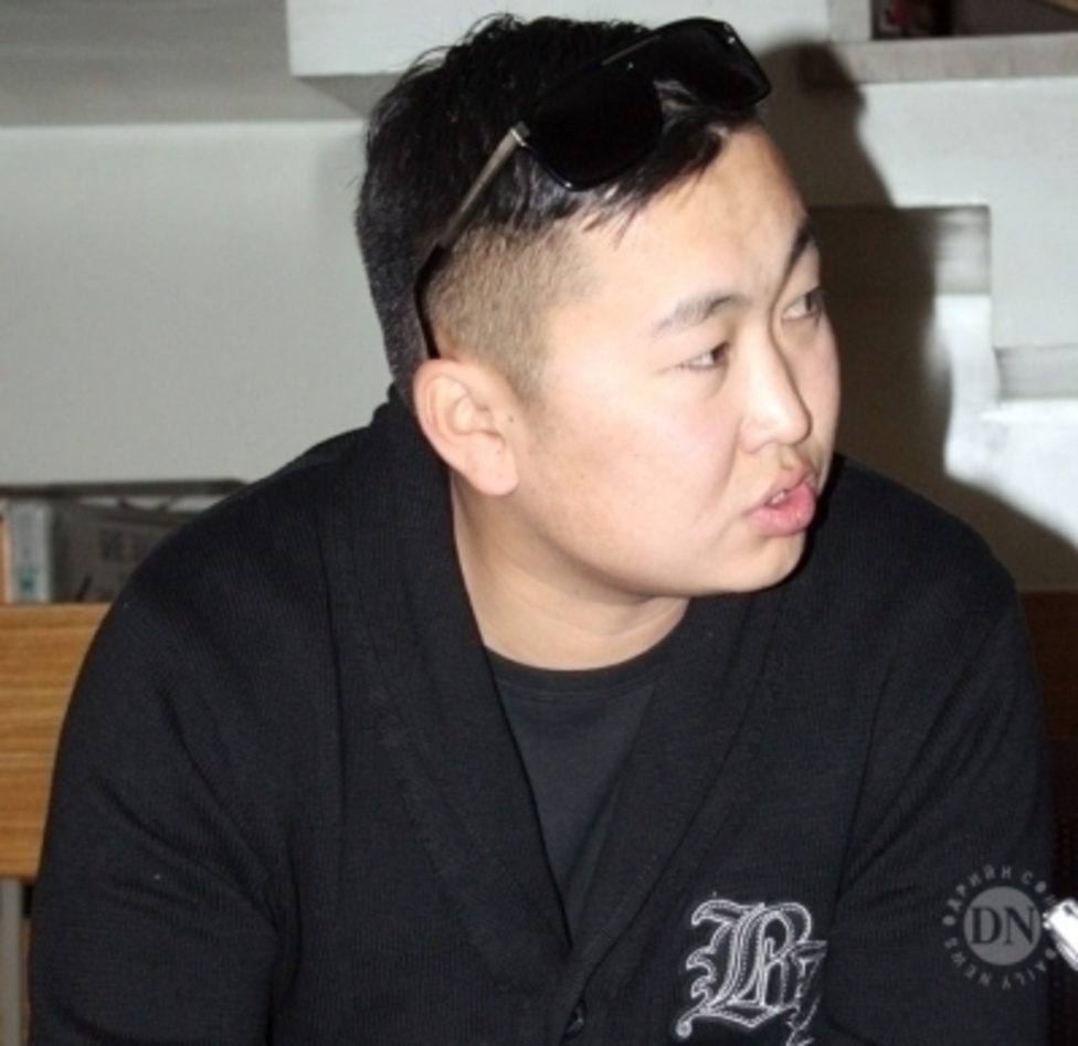 ШИНЭ ҮЕ ПРОДАКШН: Т.Билгүүн газар дээрээ нас барж, жүжигчин А.Энхжин ...