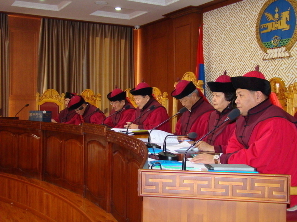 ҮНДСЭН ХУУЛЬ зөрчсөн заалтыг түдгэлзүүлэв