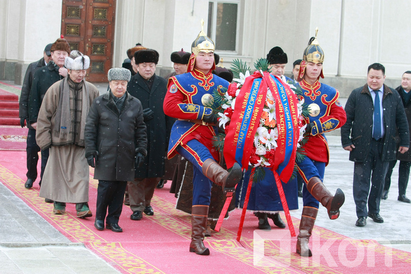 ФОТО Төрийн гурван өндөрлөг Төрийн Тамганы хөшөөнд цэцэг өргөв