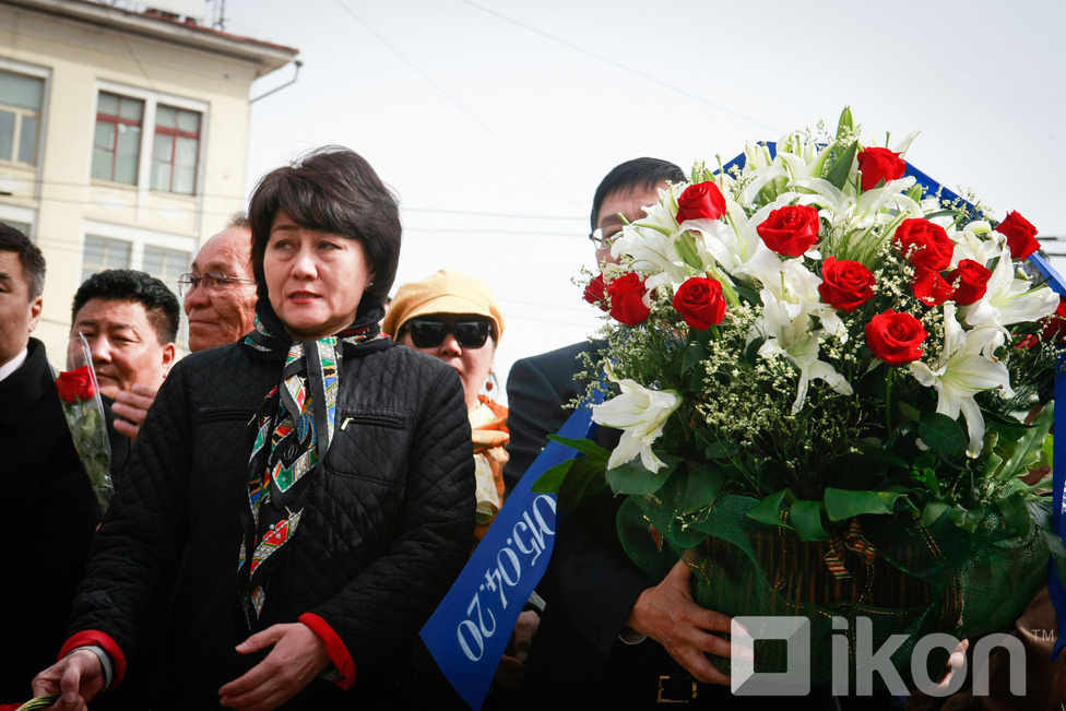 ФОТО: С.Зоригийн хөшөөнд цэцэг өргөлөө