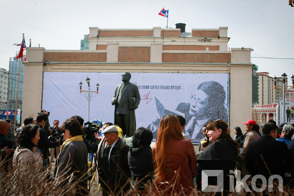 ФОТО: С.Зоригийн хөшөөнд цэцэг өргөлөө