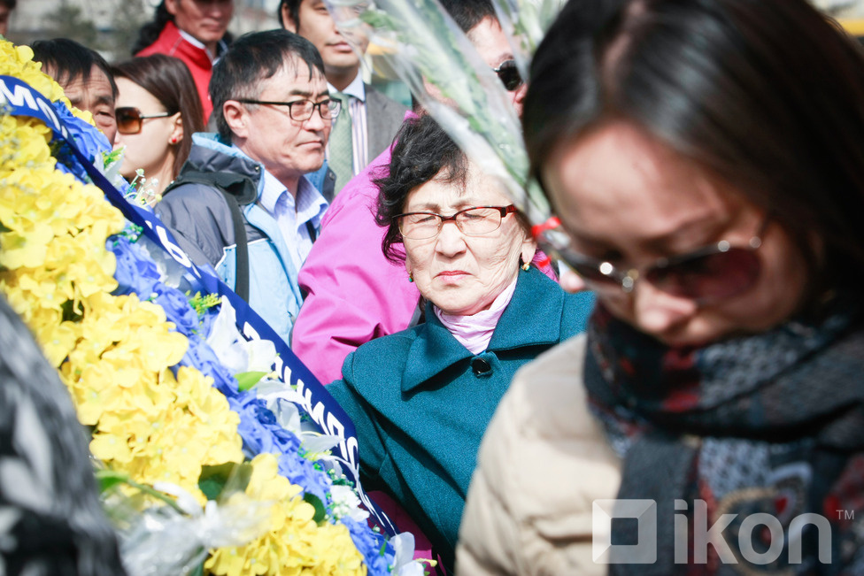 ФОТО: С.Зоригийн хөшөөнд цэцэг өргөлөө