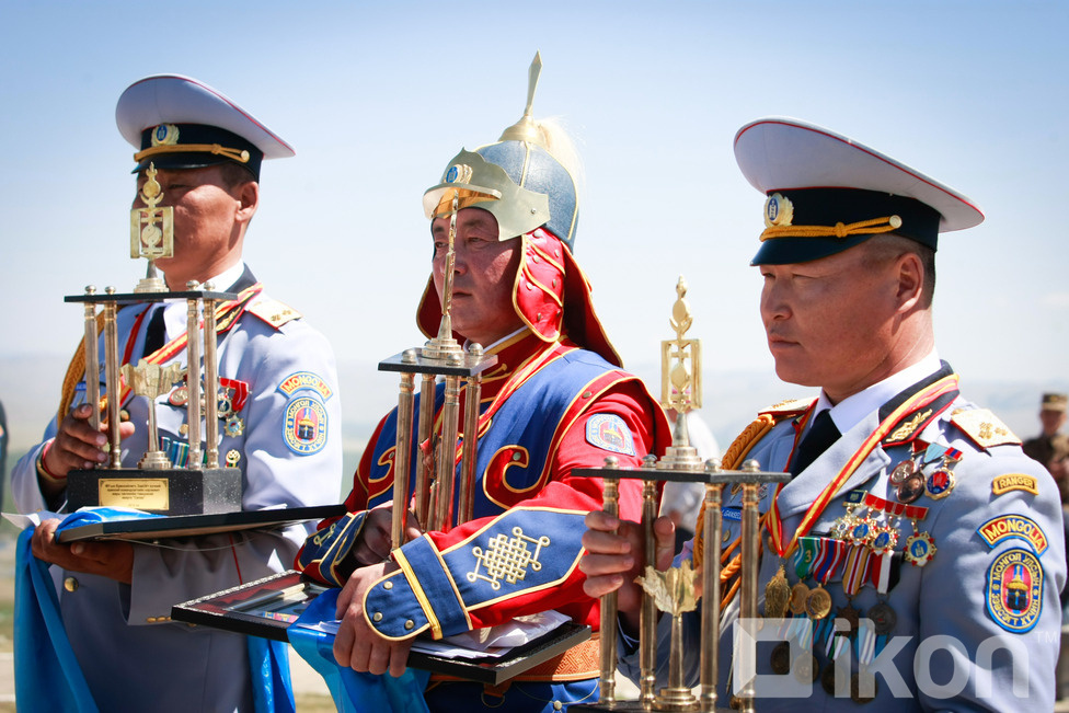 ФОТО Бүх цэргийн Их хар сүлдийг цэнгүүллээ
