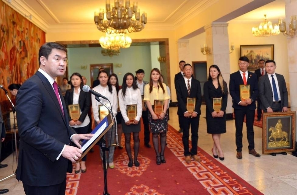 ФОТО 34 оюутан Ерөнхий сайдын нэрэмжит тэтгэлэг гардлаа