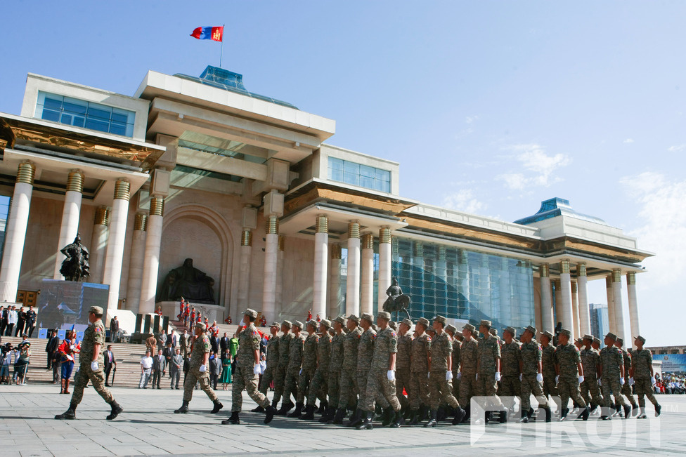 ФОТО Төрийн далбаанд хүндэтгэл үзүүлэх цэргийн ёслолын парад боллоо