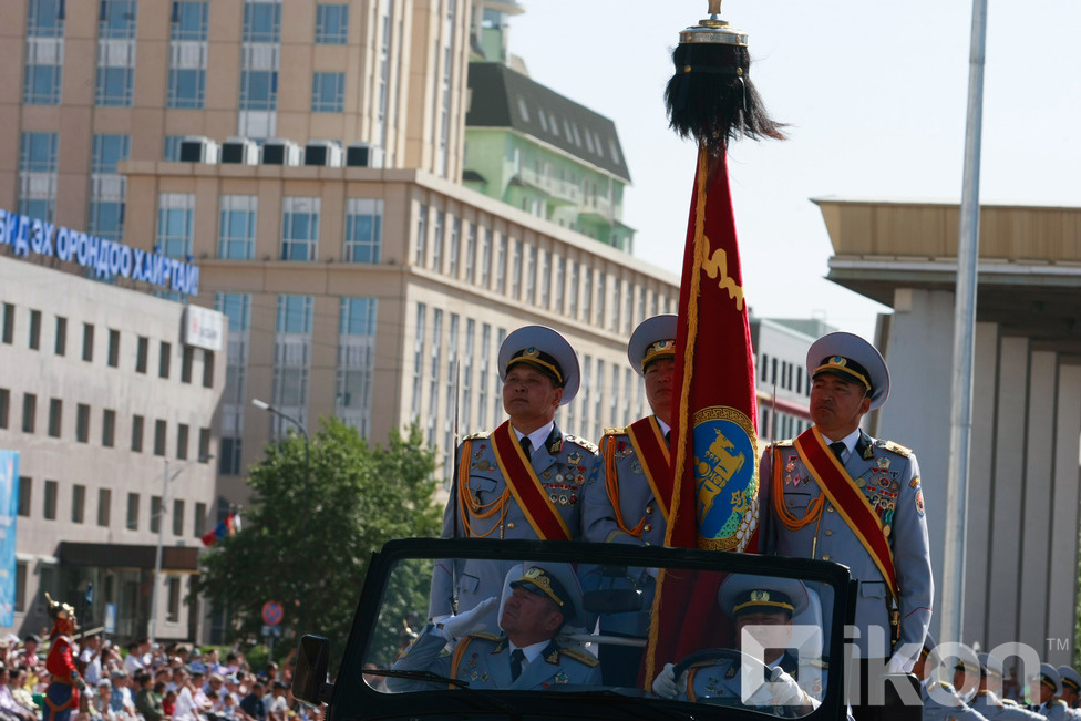 ФОТО Төрийн далбаанд хүндэтгэл үзүүлэх цэргийн ёслолын парад боллоо