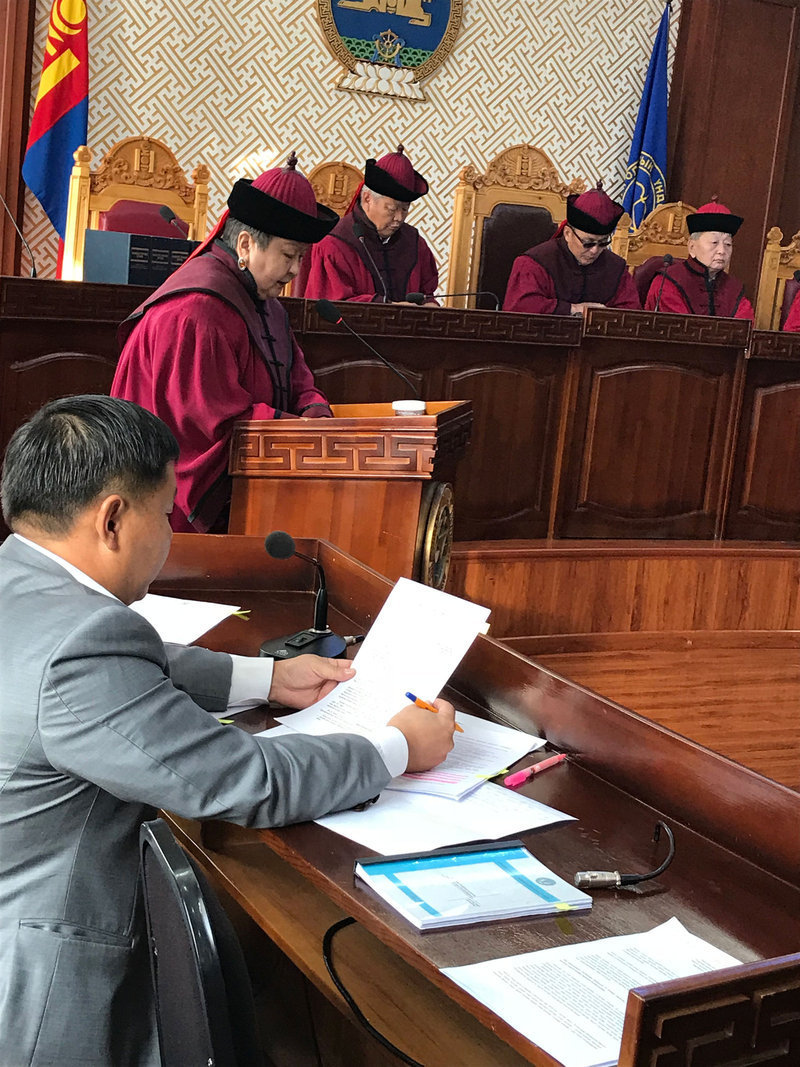 Шүүгчийн эрх зүйн байдлын тухай хуулийн заалт Үндсэн хууль ЗӨРЧӨӨГҮЙ гэв