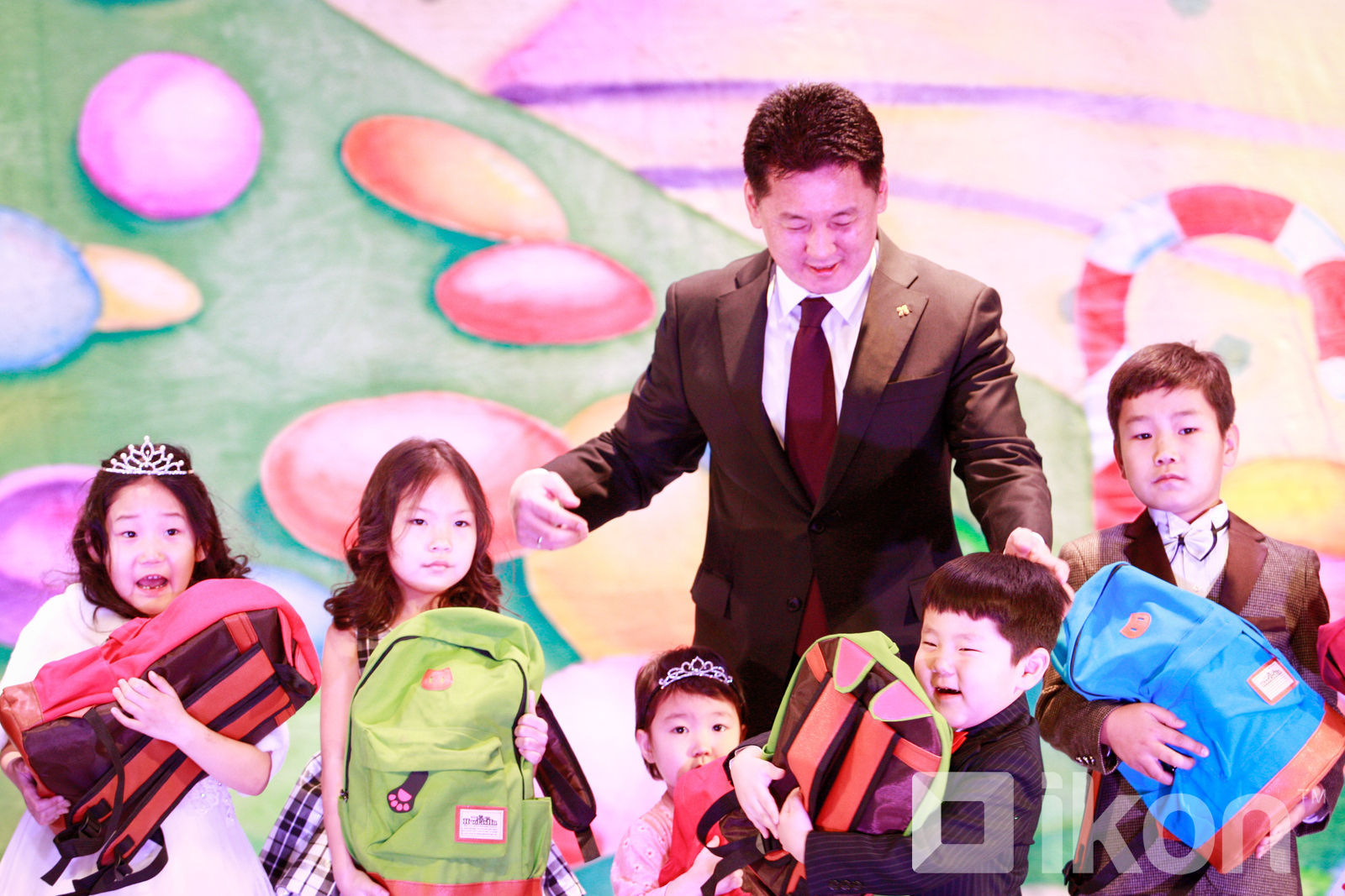 ФОТО Ерөнхий сайд У Хүрэлсүх “Харшийн сүлд модны наадам“ д оролцож бэлэг гардуулав