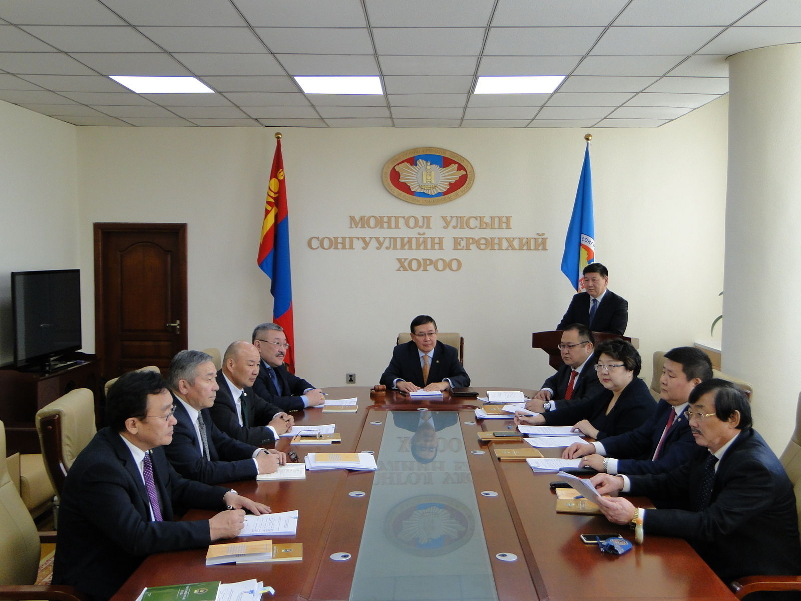 Ерөнхийлөгчид нэр дэвшигчийн үнэмлэхний загварыг баталжээ