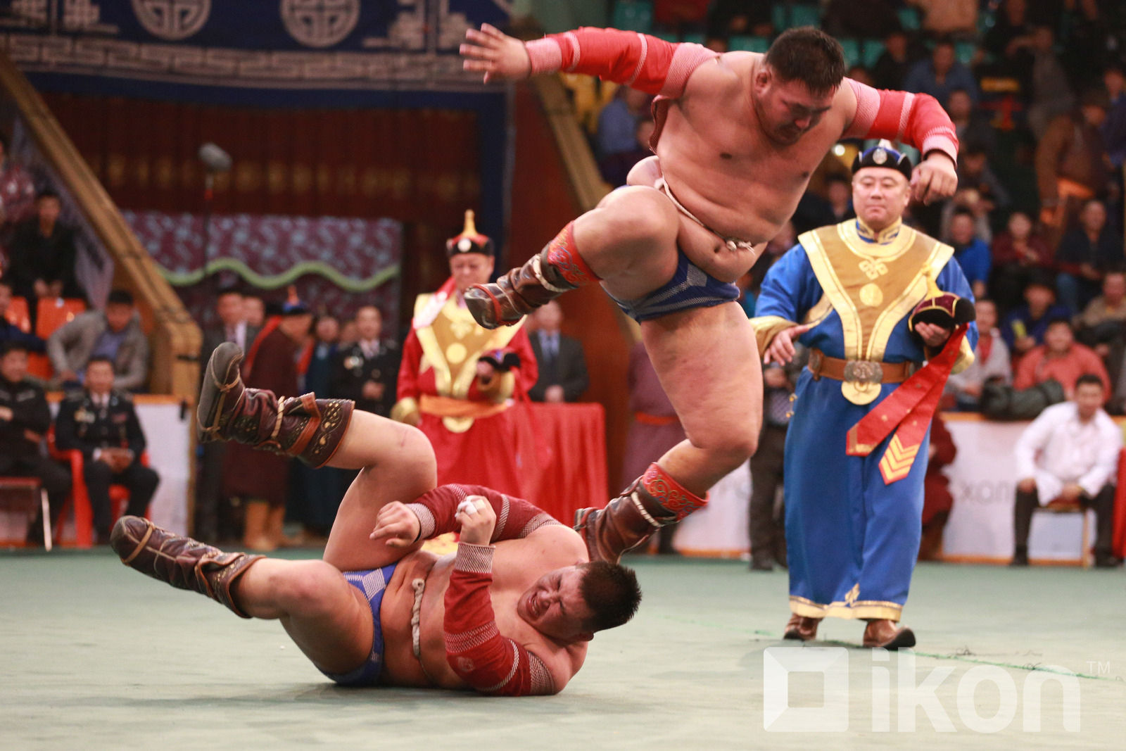 ФОТО Сар шинийн барилдаанд отгон аварга Ч Санжаадамба гурав дахь удаагаа түрүүллээ