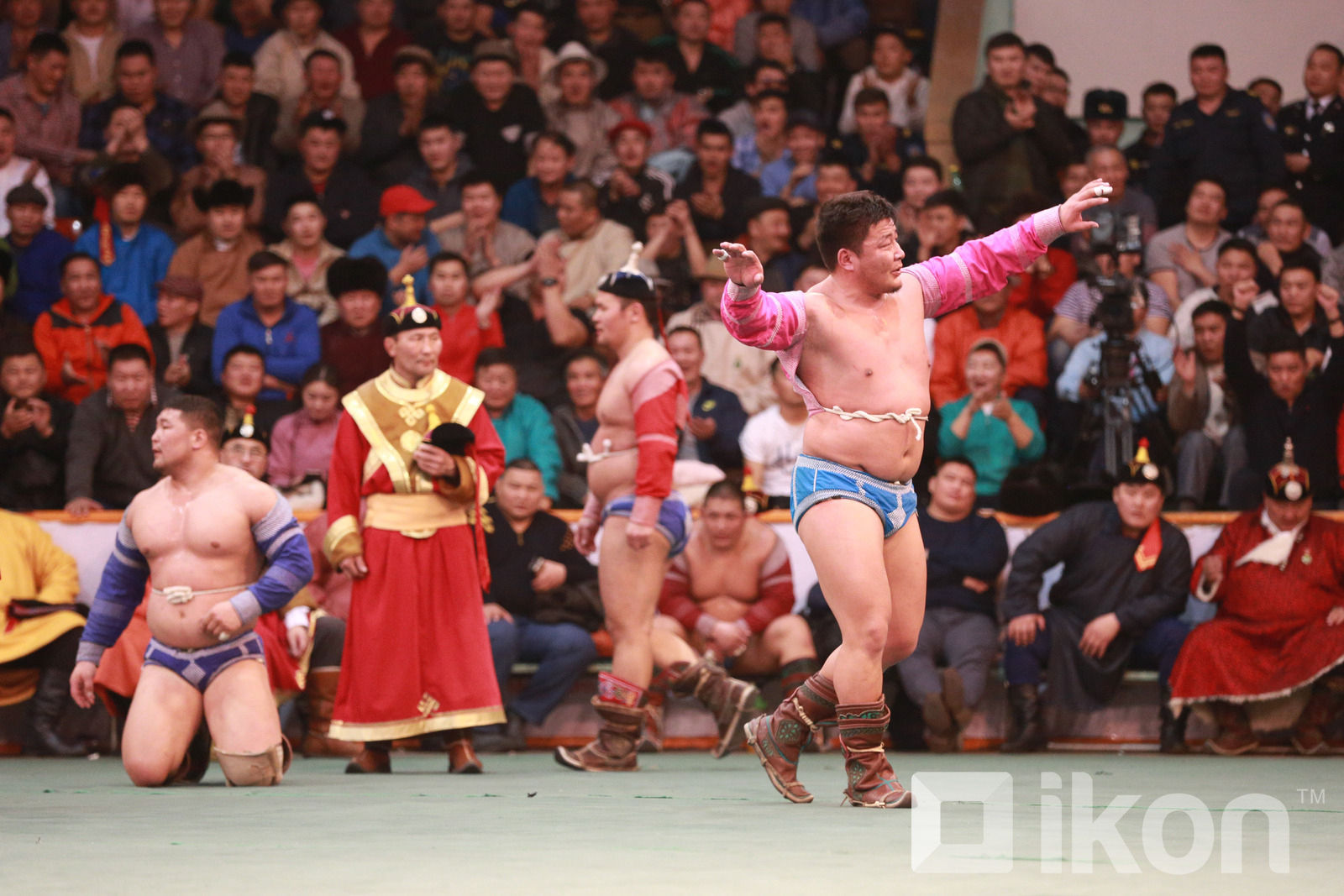 ФОТО Сар шинийн барилдаанд отгон аварга Ч Санжаадамба гурав дахь удаагаа түрүүллээ