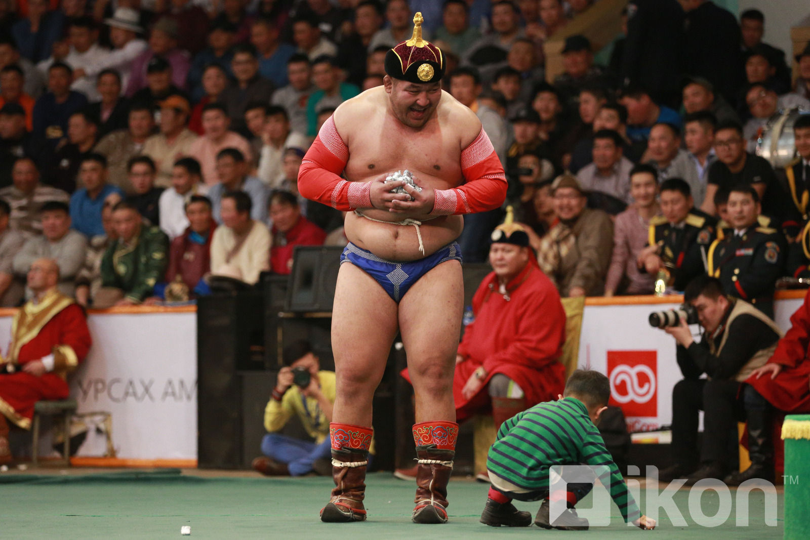 ФОТО Сар шинийн барилдаанд отгон аварга Ч Санжаадамба гурав дахь удаагаа түрүүллээ