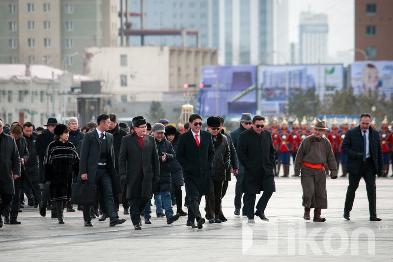 ФОТО Д Сүхбаатарын хөшөөнд цэцэг өргөж Чингисийн хөшөөнд хүндэтгэл үзүүллээ