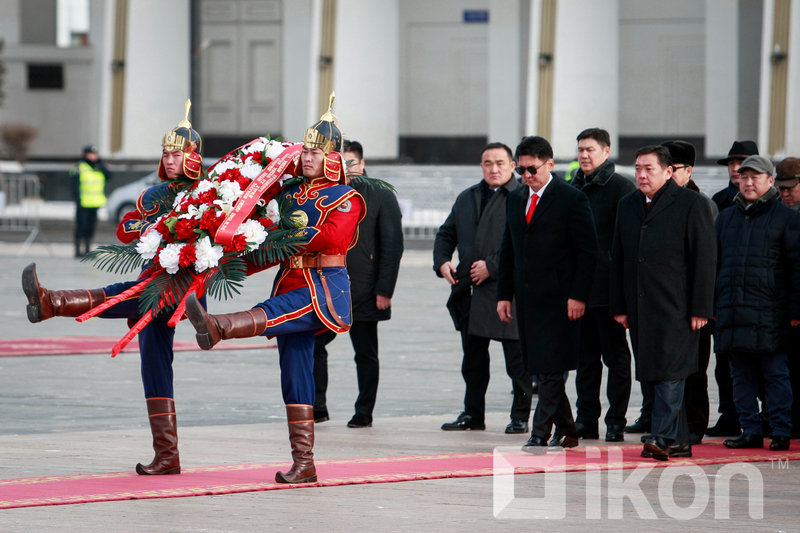 ФОТО Д Сүхбаатарын хөшөөнд цэцэг өргөж Чингисийн хөшөөнд хүндэтгэл үзүүллээ