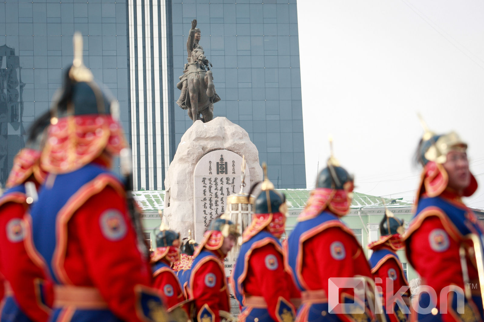 ФОТО Д Сүхбаатарын хөшөөнд цэцэг өргөж Чингисийн хөшөөнд хүндэтгэл