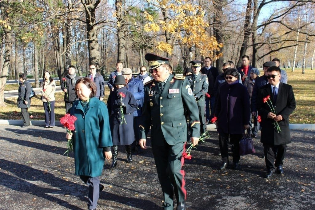 “Ялалтад тэмүүлсэн морьд” хөшөөнд цэцэг өргөлөө