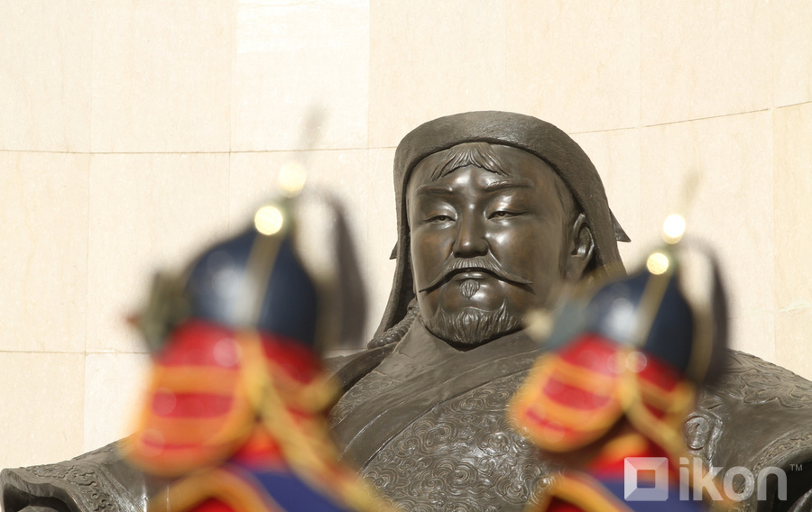 ФОТО Их эзэн Чингис хааны хөшөөнд хүндэтгэл үзүүллээ