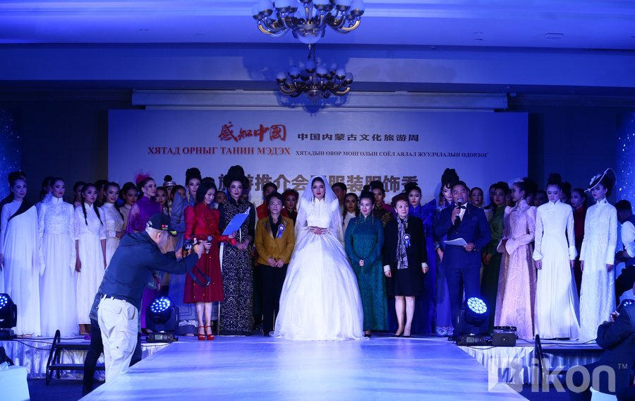 ФОТО Өвөр Монгол загвар зохион бүтээгчийн урласан үндэсний хувцаснууд
