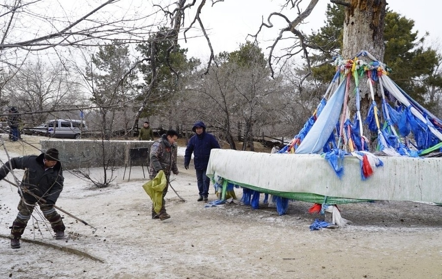 “Ээж хад” болон “Хийморийн овоо” орчмыг цэвэрлэжээ