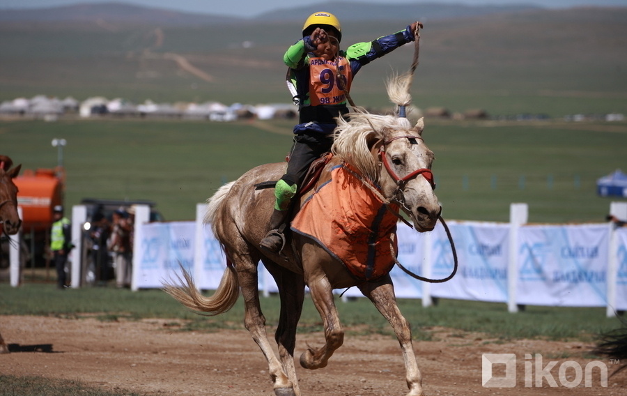 АЗАРГА Дорнод аймгийн Баянтүмэн сумын харьяат О Батбилэгийн халзан азарга түрүүллээ
