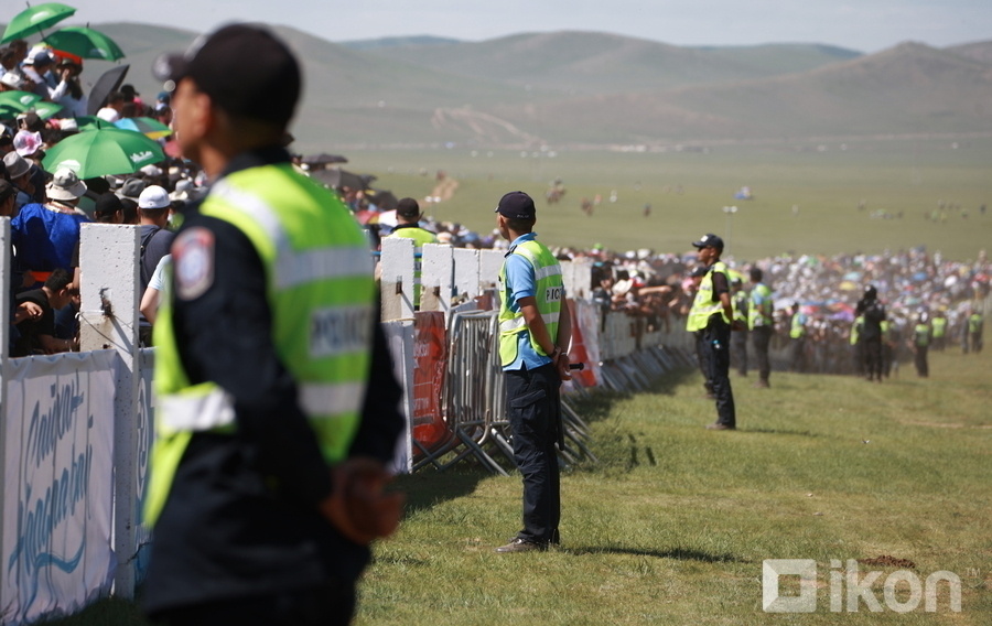 АЗАРГА Дорнод аймгийн Баянтүмэн сумын харьяат О Батбилэгийн халзан азарга түрүүллээ