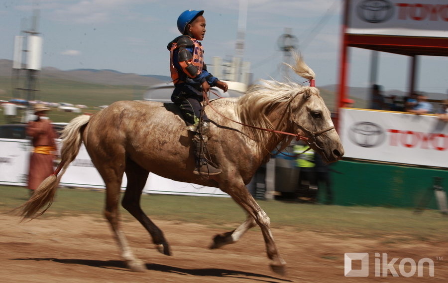 АЗАРГА Дорнод аймгийн Баянтүмэн сумын харьяат О Батбилэгийн халзан азарга түрүүллээ