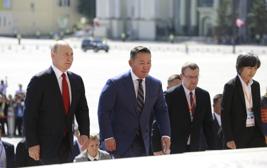 ФОТО Хүндэт зочин Төв талбай болон Төрийн ордонд