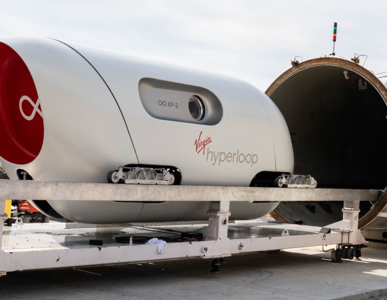 Virgin Hyperloop өндөр хурдны системээр анх удаа хүн тээвэрлэж туршжээ