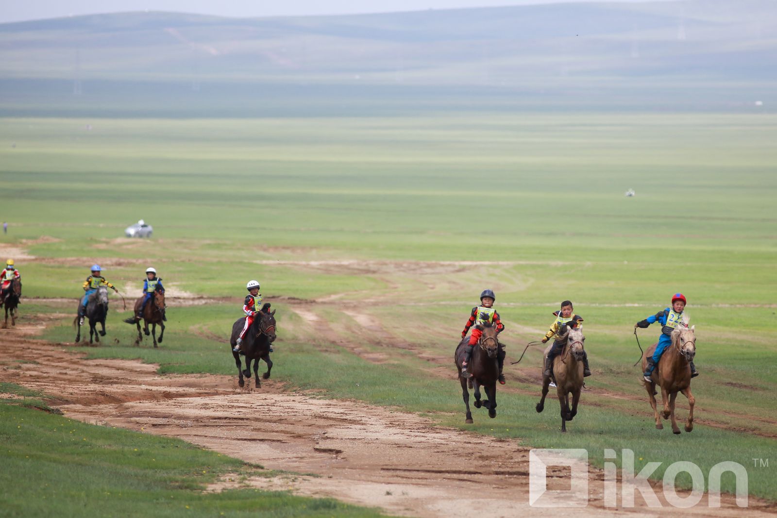 АЗАРГА Төв аймгийн Баян сумын харьяат Б Нямжавын хээр азарга улсын наадамд түрүүллээ