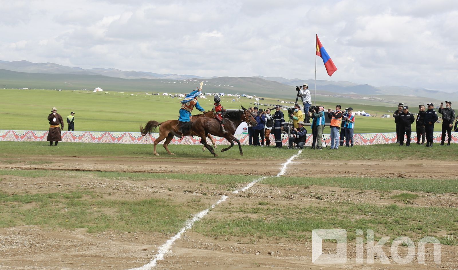 АЗАРГА Төв аймгийн Баян сумын харьяат Б Нямжавын хээр азарга улсын наадамд түрүүллээ