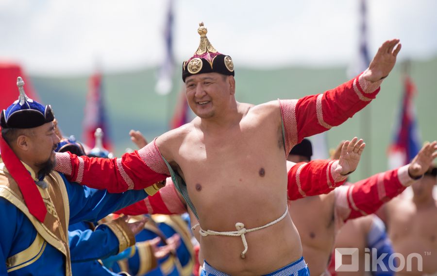 ФОТО Үндэсний их баяр наадмын хүчит бөхийн барилдаан эхэллээ