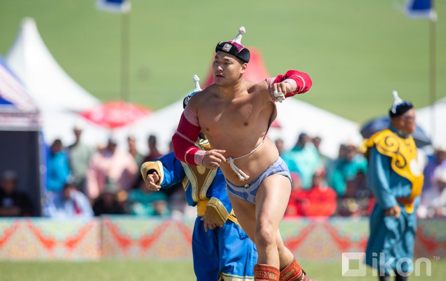 ФОТО Үндэсний их баяр наадмын хүчит бөхийн барилдааны онцлох агшнууд