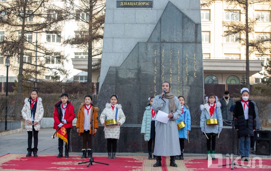ФОТО Их зохиолч Д Нацагдоржийн хөшөөнд цэцэг өргөлөө