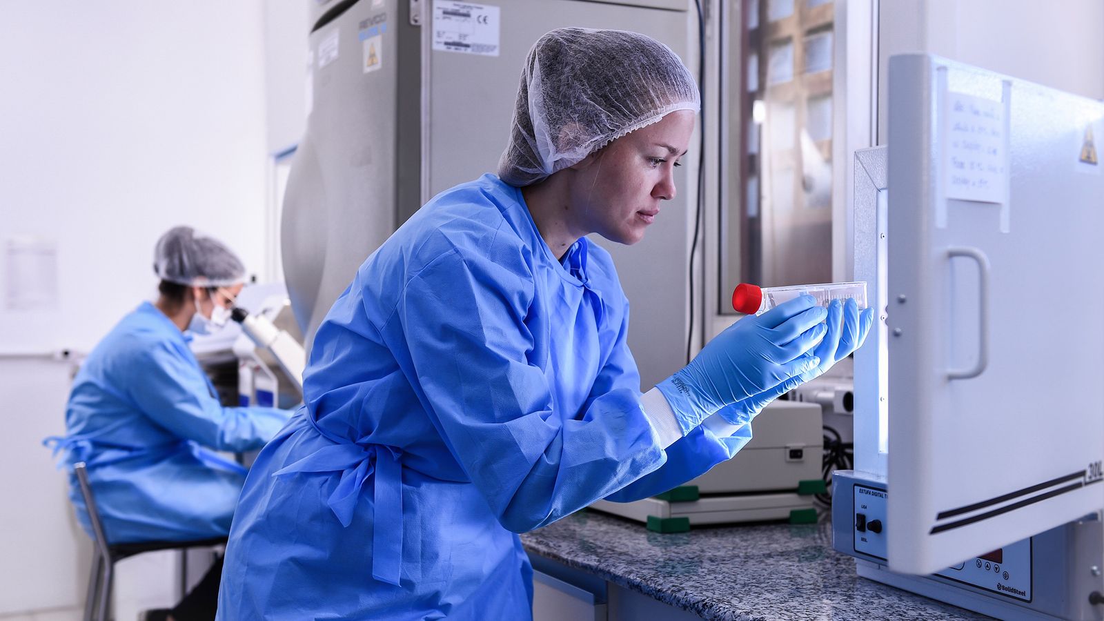 Pfizer компани вакциныхаа хадгалах температурын шаардлагыг сулруулжээ