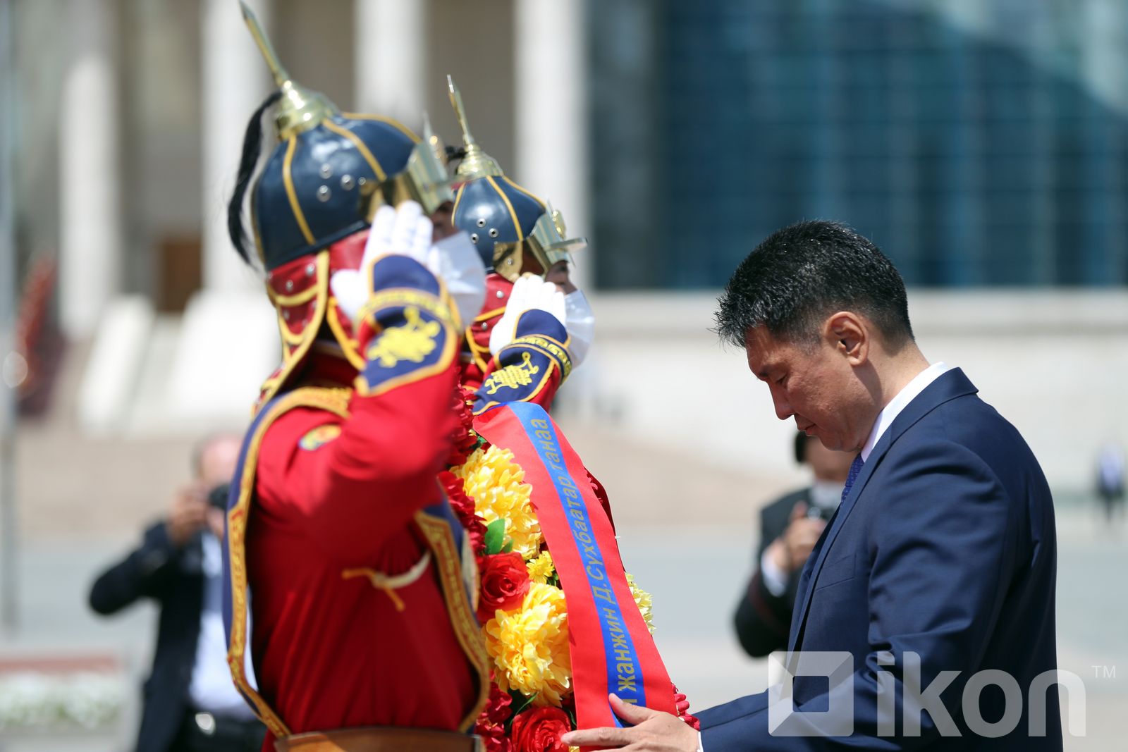 ФОТО Шинэ Ерөнхийлөгч Д Сүхбаатарын хөшөөнд цэцэг өргөв