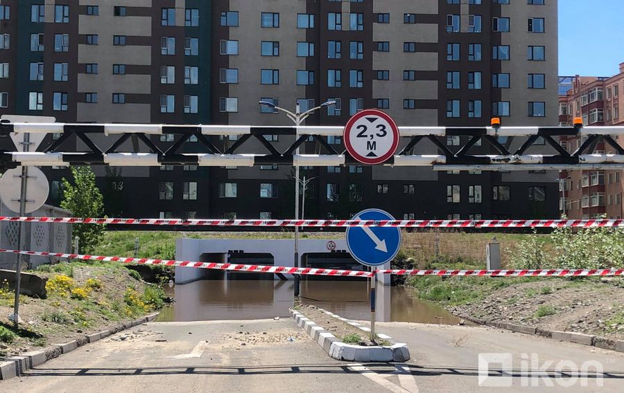 ФОТО Дунд гол үерлэж Энхтайваны гүүрний нүхэн гарц үерт автжээ