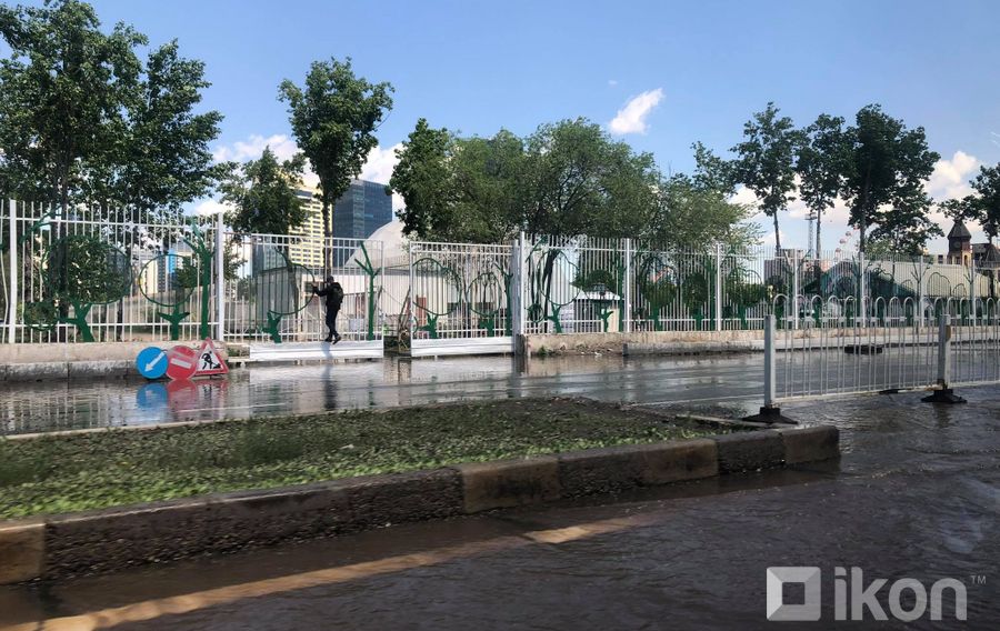 ФОТО Дунд гол үерлэж Энхтайваны гүүрний нүхэн гарц үерт автжээ