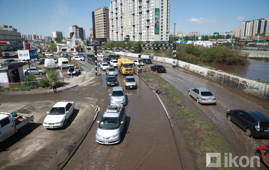 ФОТО Дунд гол үерлэж Энхтайваны гүүрний нүхэн гарц үерт автжээ