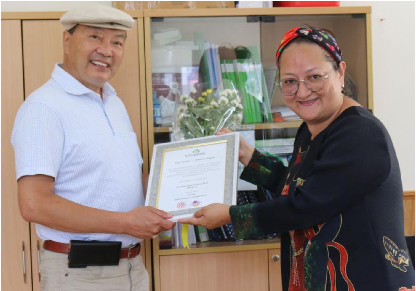 Хүний их эмч П Батчулуун эрхтэн шилжүүлэн суулгах Азийн холбооны шагнал хүртлээ