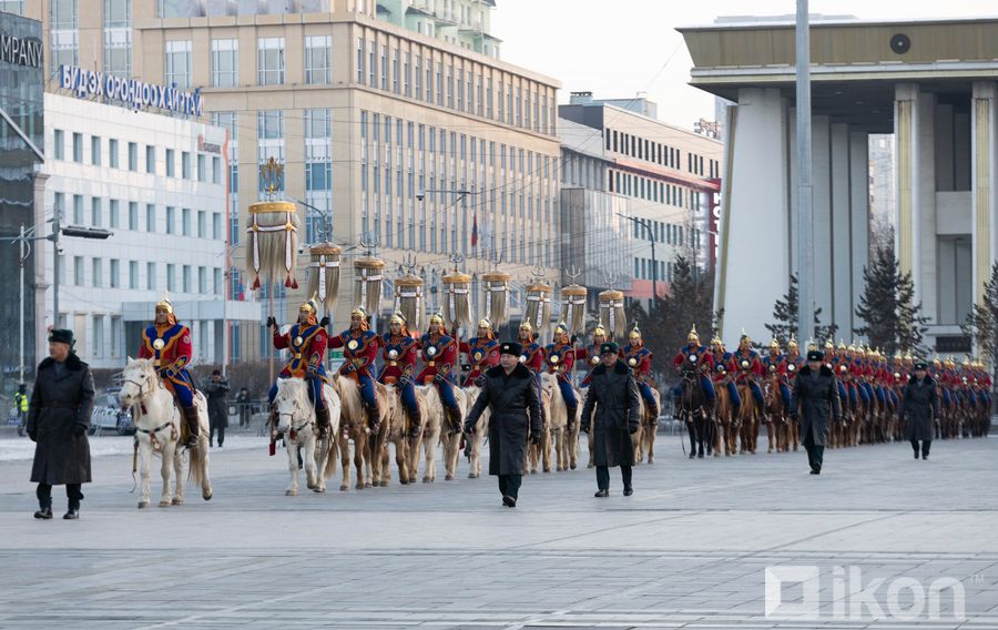 ФОТО Төв талбайд төрийн далбаа мандуулж Есөн хөлт Их цагаан тугийг