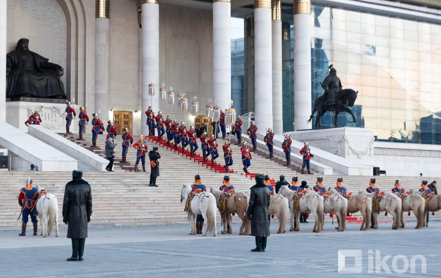ФОТО Төв талбайд төрийн далбаа мандуулж Есөн хөлт Их цагаан тугийг