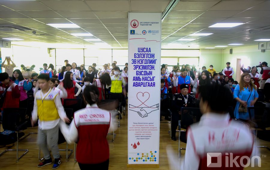 ФОТО 100 аас дээш удаа цусаа бэлэглэсэн П Одмаа Н Алтантуяа Р Энхчимэг П Батболд нарыг