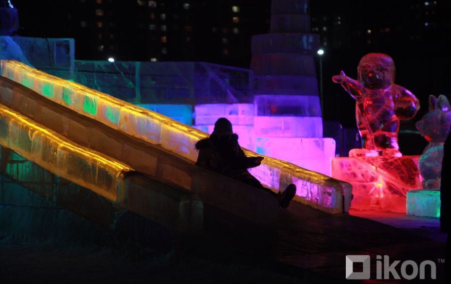 ФОТО Төв цэнгэлдэхийн хажуугийн мөсөн хотхонд хоолны үйлчилгээ ариун