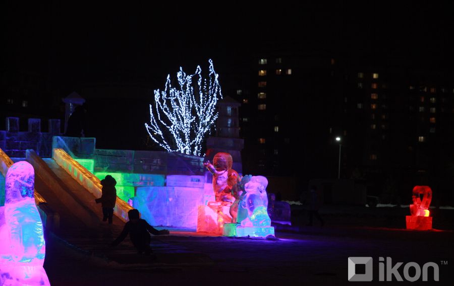 ФОТО Төв цэнгэлдэхийн хажуугийн мөсөн хотхонд хоолны үйлчилгээ ариун