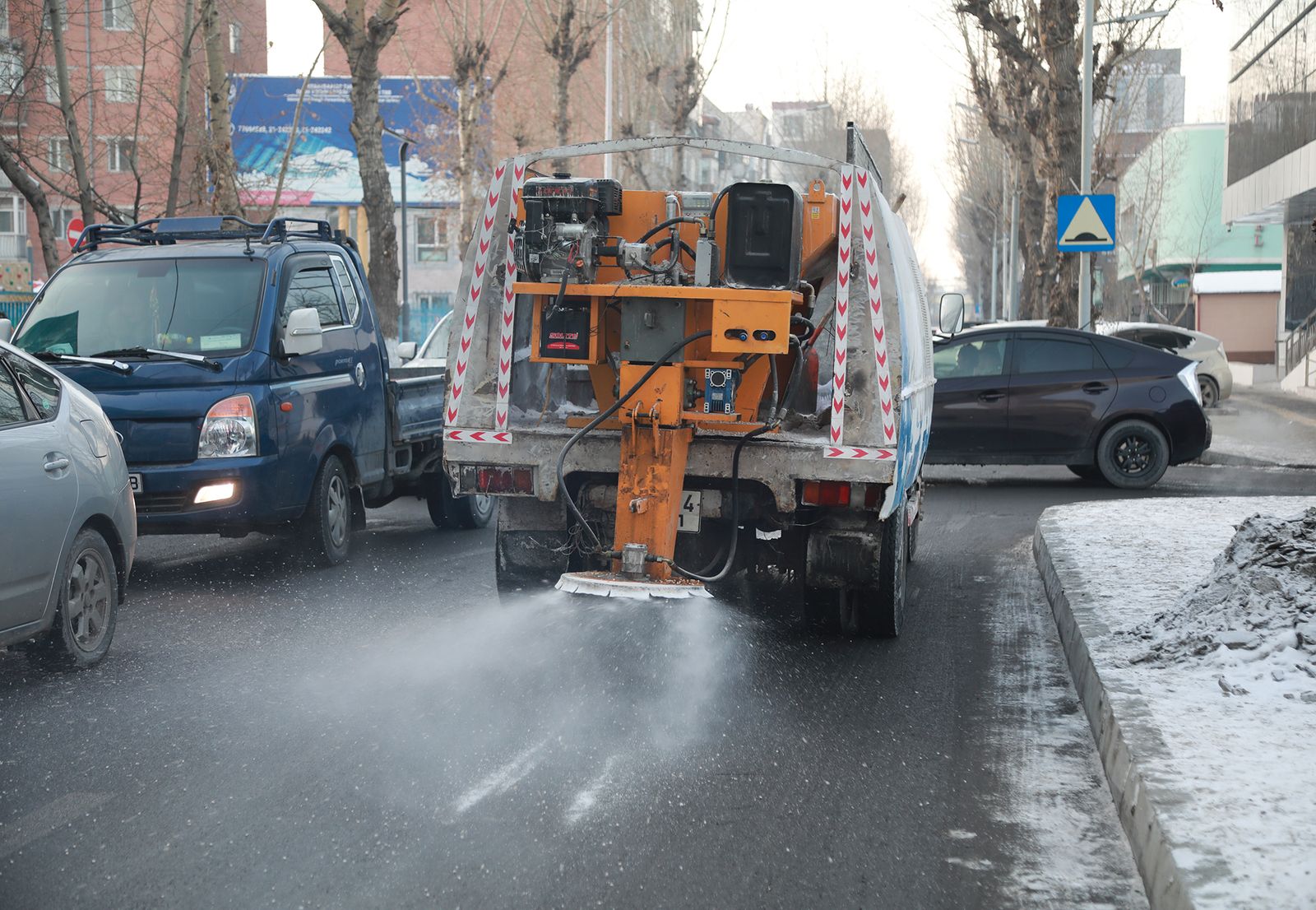 Төвийн зургаан дүүргийн нийтийн эзэмшлийн талбай явган болон авто замын цас мөсийг 400 гаруй