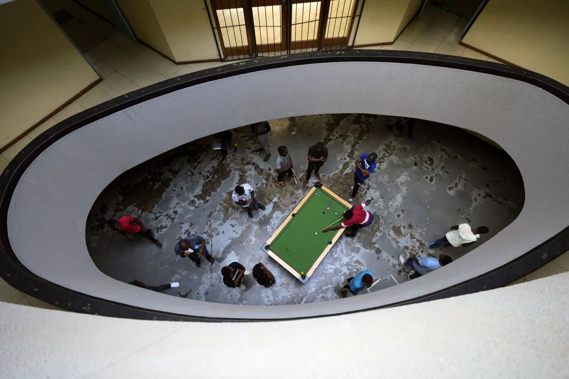 Зимбабвед залуусын амьдрах нэг арга пүүл биллиард болжээ