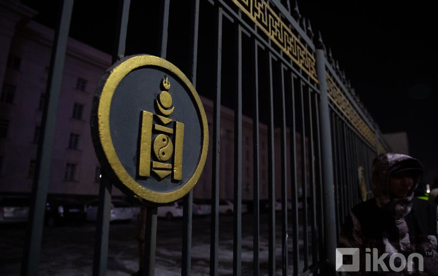 ФОТО Нүүрсний хулгайг эсэргүүцсэн иргэдийн жагсаалыг албадан тараалаа