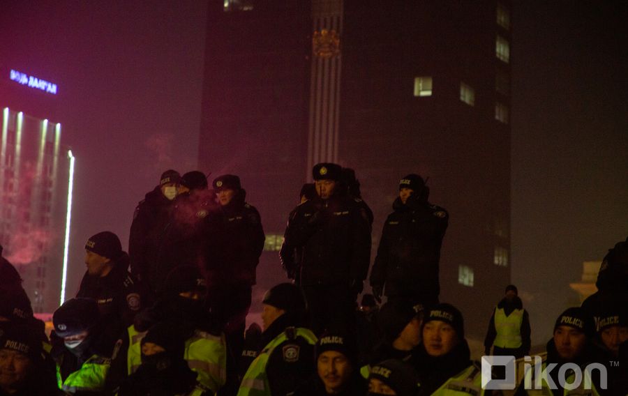 ФОТО Нүүрсний хулгайг эсэргүүцсэн иргэдийн жагсаалыг албадан тараалаа