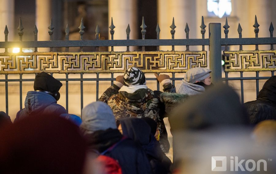 ФОТО Нүүрсний хулгайг эсэргүүцсэн иргэдийн жагсаалыг албадан тараалаа