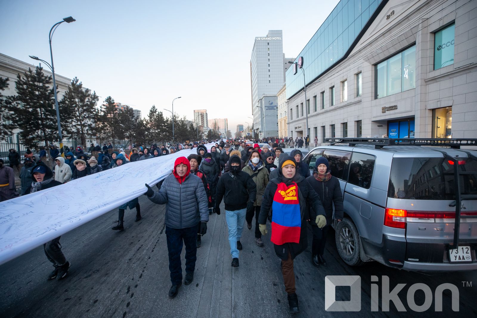 ФОТО Төв талбайн баруун зүүн талын замын хөдөлгөөнийг хаажээ